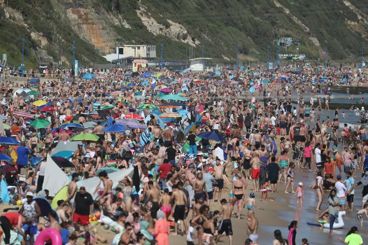 Coronavírus não tem medo de nós: turistas na Espanha ocupou as praias