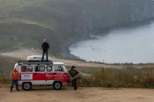 "Ĉi tio estas bonega vojaĝo." Ĉu eblas ĉirkaŭ la globo per aŭto?