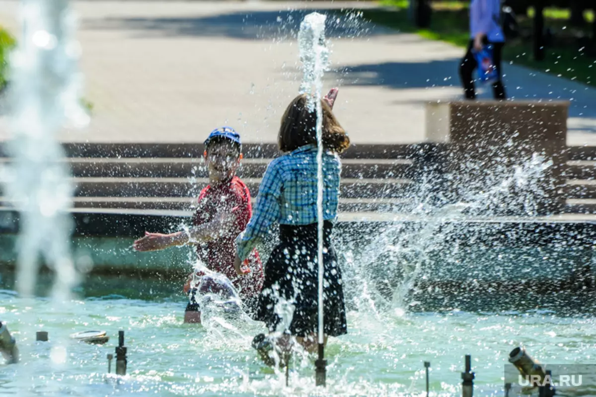 Por mor da calor en Chelyabinsk, as praias abren antes de tempo