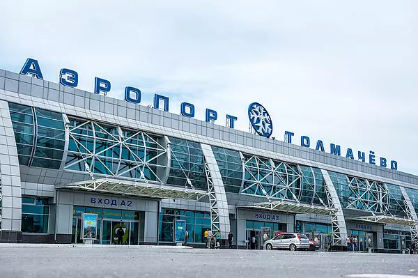 Tolmachevo Airport ithandiza doko la Yakutsk la Yakutsk panthawi yomanganso