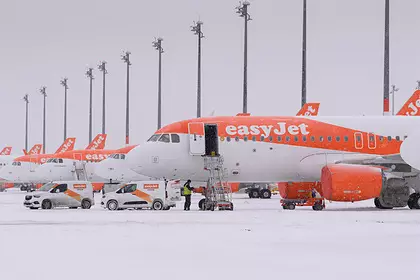 Aviakompaniya jinsiy aloqa va to'langanligi sababli samolyotda ayolni ko'chirib o'tkazdi