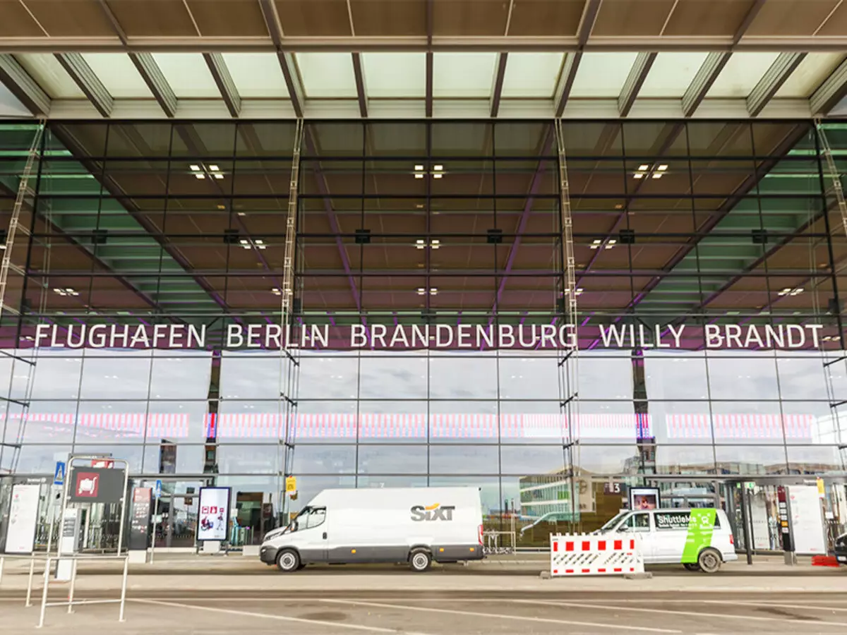 En Berlín, durante 9 años después, el aeropuerto planificado llamado After Willie Brandt abrió