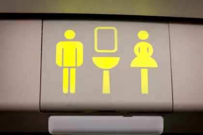 Поканен метод за справяне със опашка в тоалетната самолета