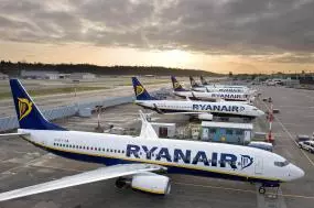 Cynigiodd Ryanair deithwyr i dalu mwy am docynnau oherwydd gwella'r cloc awyr yn yr Almaen