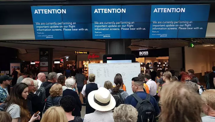 La britaj militistoj estis senpovaj antaŭ Dron en Gatwick