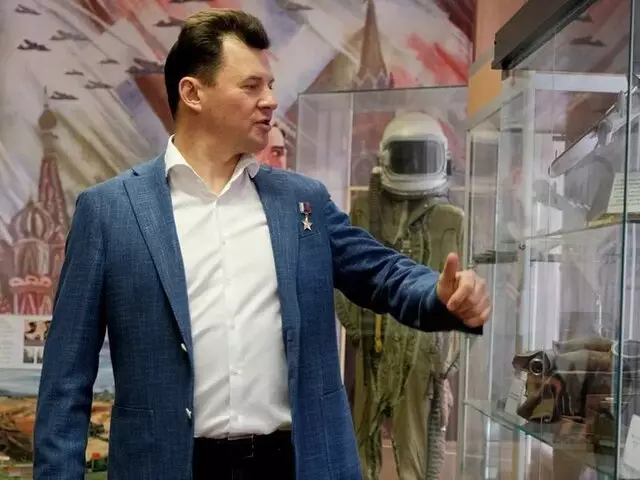 Cosmonaut Romanenko kommenterede planer om at sende rumturister i 2021