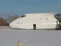 À Novosibirsk, il sortit de la piste et a été endommagé par les compagnies aériennes de l'AN-124 "Ruslan" "Volga-DniPro"