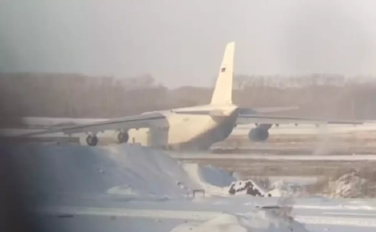 AND-124 op de luchthaven Tolmachevo rolde uit de startbaan