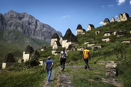 Mga buto ng tao, isang nakamamatay na glacier at sinaunang kaugalian: anong turista ang ginagawa sa North Ossetia