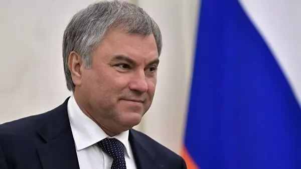 Volodin ua kev zoo siab rau hnub so ntawm cov neeg ua haujlwm thoob teb