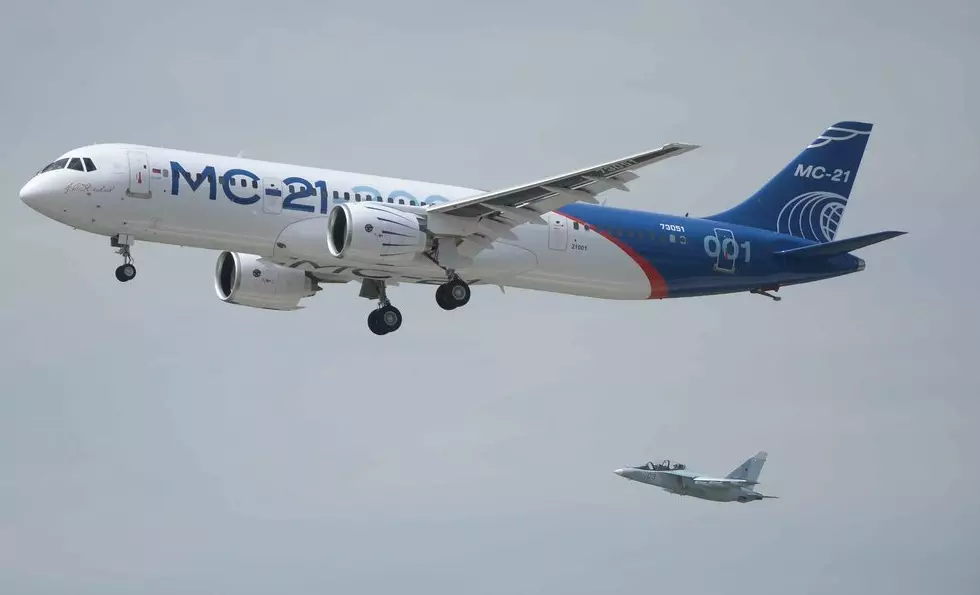 El avión ruso MS-21 hizo el primer vuelo de prueba.