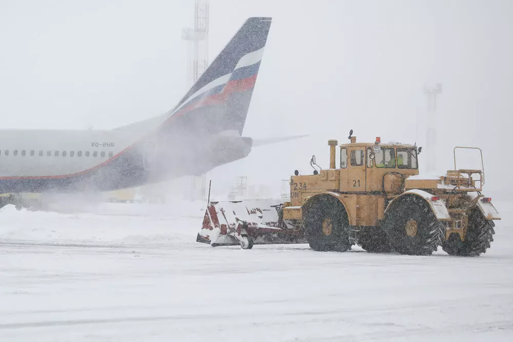 Krasnosar aeroportida qor yog'ishi sababli 19 ta part qoldi