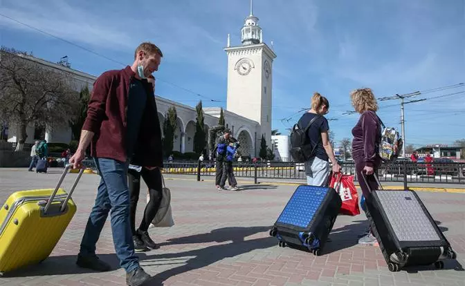 May Invasion: Crimea tercekik dari pekerja air dan resort