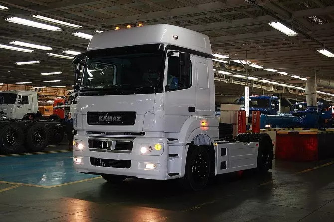 Kamaz antes do outono suspendeu a produção de caminhões no momento das férias corporativas 237102_1