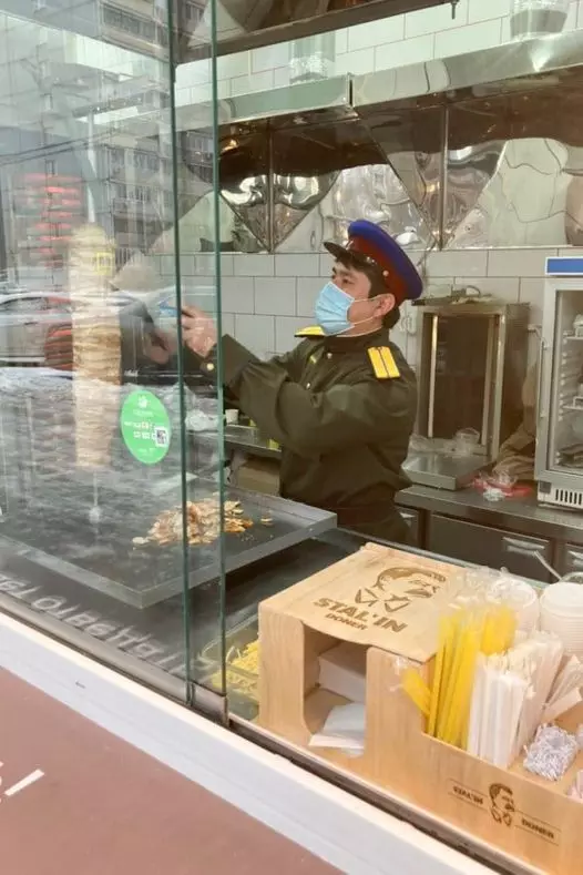 Moskva turistid söövad Shawarma "Starte Stalinist"