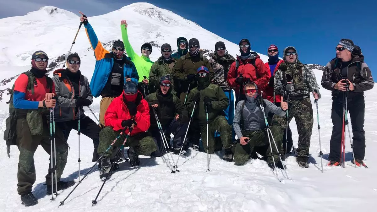 Anggota tentera yang melakukan pendakian ke Elbrus dan memasang bendera dalam ingatan orang-orang yang mempertahankan Caucasus Utara