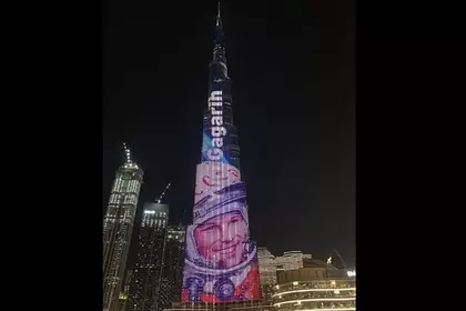 ຮູບຄົນຂອງ Gagarin ໄດ້ແຜ່ລາມຢູ່ເທິງຫໍສູງທີ່ສຸດຂອງໂລກໃນ Dubai
