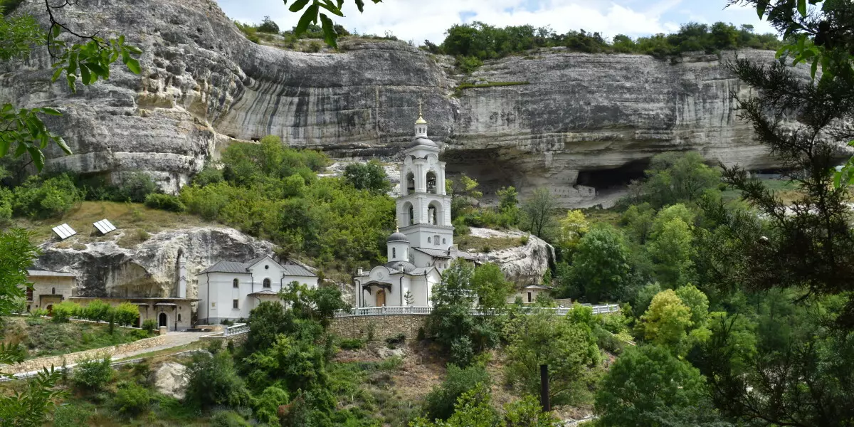 Legends Bakhchisaraya: The Mysterious Capital of the Crimean Khanate, Bakhchisarai Fountain en de meest oude tempel