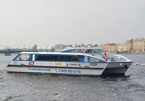 ໃນ St. Petersburg catamarg.