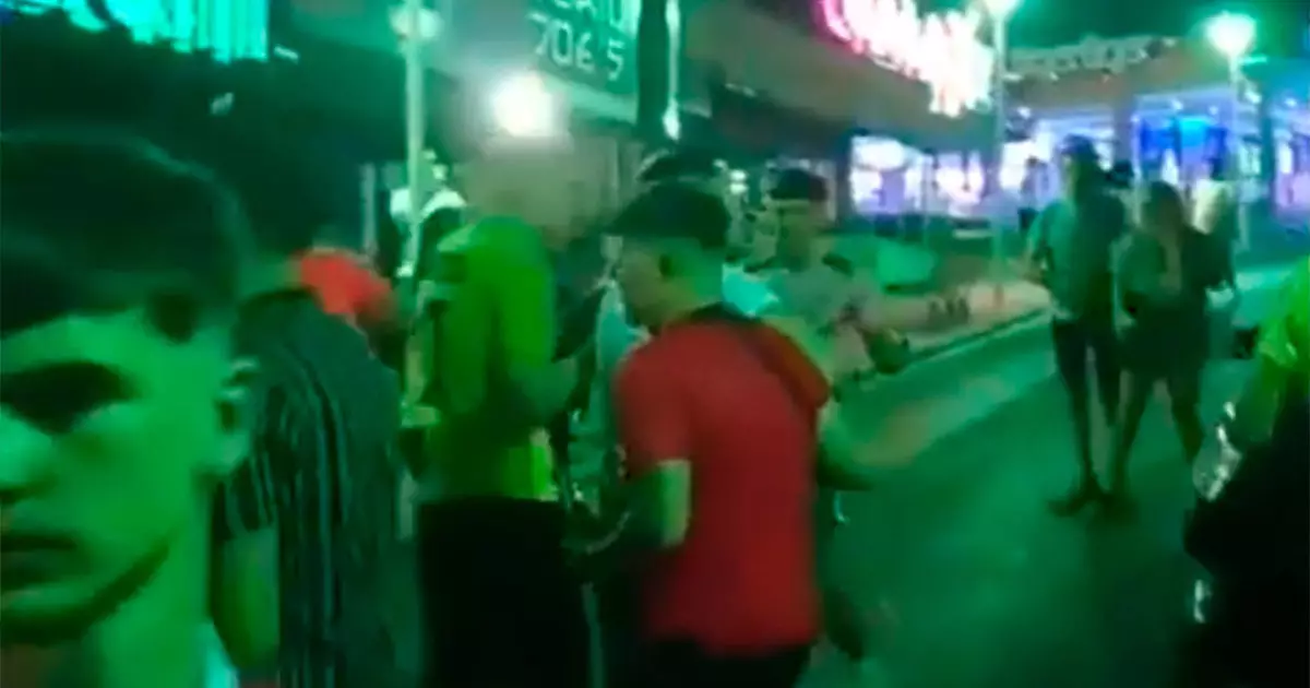 آزاد (مجی بادشاہی): شرابی برطانوی سیاحوں کا ویڈیو غصہ کا سبب بنتا ہے