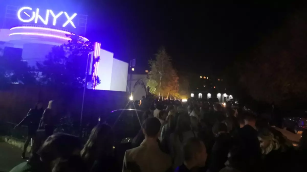 De Concert vum Zive ass am Saratov net 200 Leit mat Ticketen wéinst Mangel u Plazen am Club erlaabt