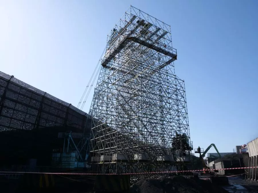 Os construtores de um dossel no terminal da Astafieva assumiram uma nova altura