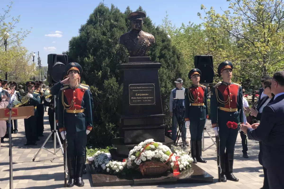 Sefuba ka makhetlo a mabeli Hero oa USSR Marshal Ivan Bagramyan buloa Rostov