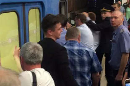 Passagiers van de Novosibirsk-metro moest een kapotte trein duwen