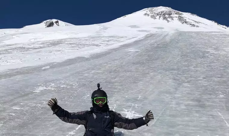 El jutge del Sverdlovsk Regional Lice va muntar l'esquí a Elbrus