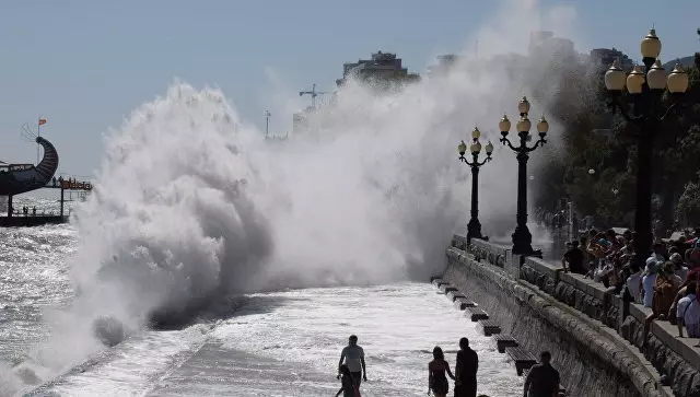 Pitong puntos - anim na patay: Sa Yalta Rosgvardia ay nakikilala ang mga turista mula sa bagyo dagat