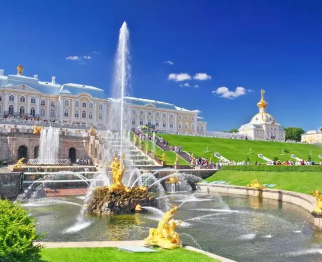 Direcció de Peterhof pot entrar al mode nocturn de visitar el museu en cas de recorregut pel Tourphoto