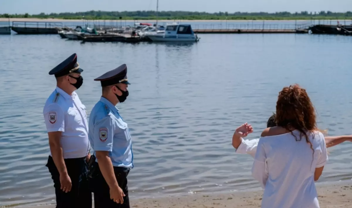 Volgograds herinneren aan de regels van veilige rust in de buurt van het water