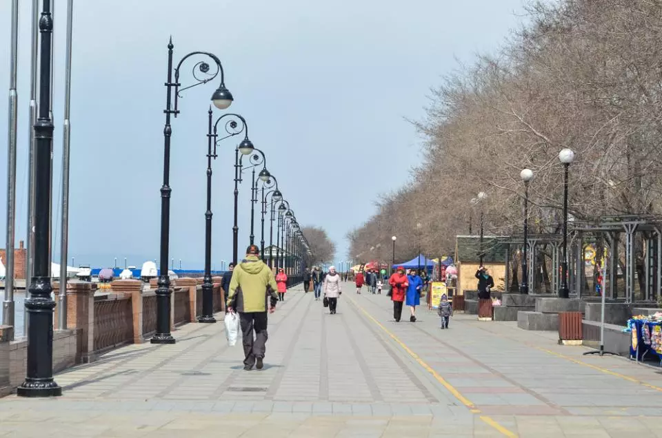 Niştecîhek Vladivostok li dijî bazirganiya kolanê li ser embankment of the Harbor Sports derket