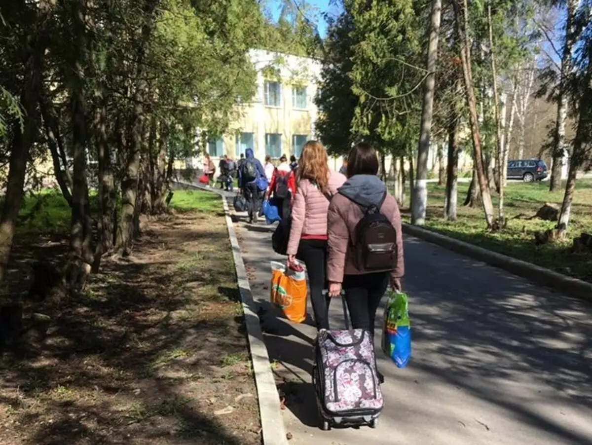 Madaktari wa kwanza kutoka hospitali za kuambukiza Tver walimkamata na hoteli
