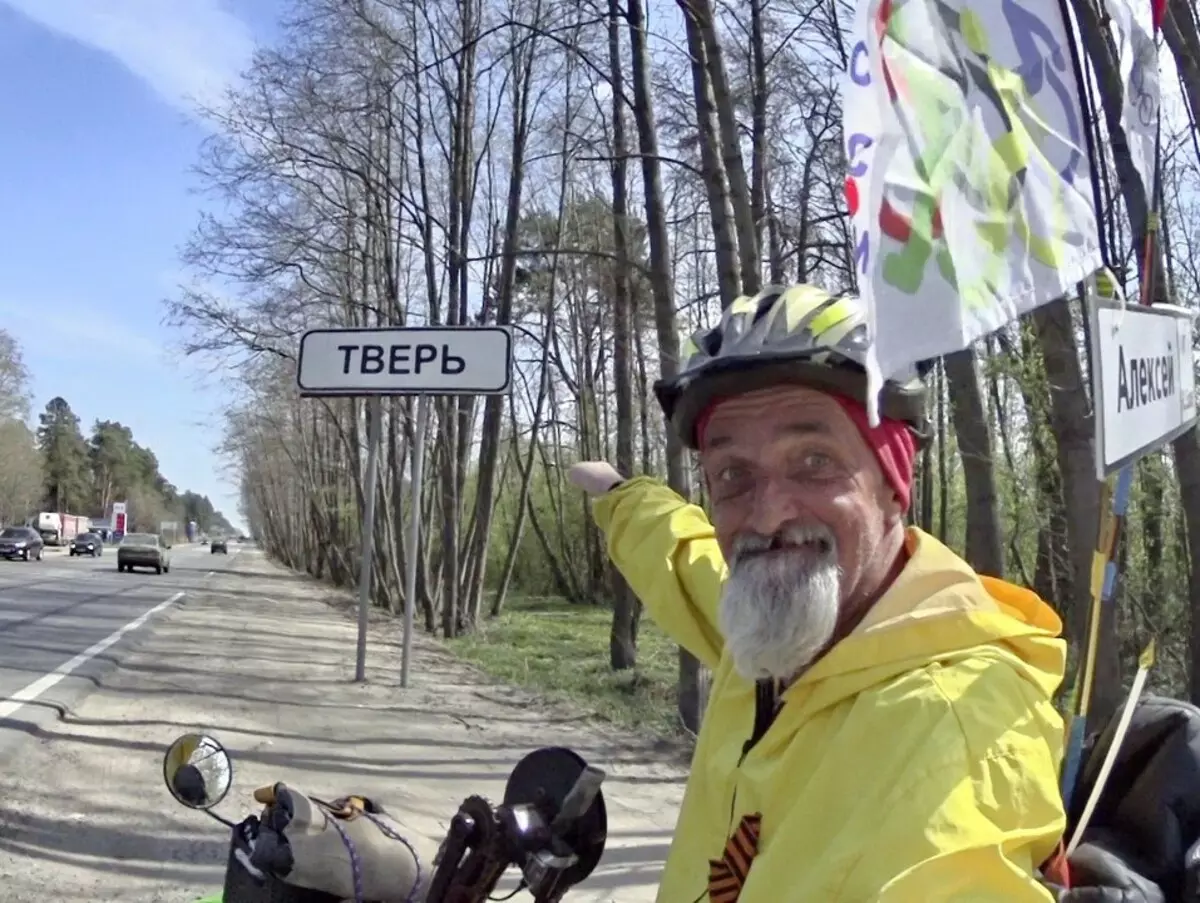 禁用的轮椅在俄罗斯在Hendbike上旅行，开车在特维尔