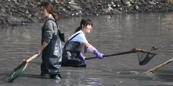 Turis menangkap ikan di