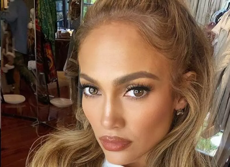 Jennifer Lopez អាយុ 51 ឆ្នាំបានសម្តែងក្នុងការប្រមូលផ្តុំគ្នាក្នុងការប្រមូលផ្តុំគ្នា Mini Bikini