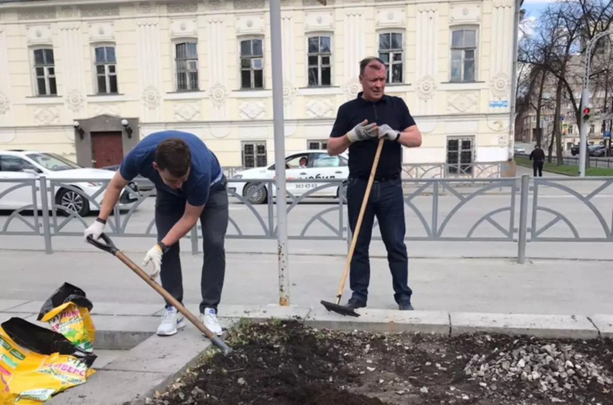 Губернаторът Кувашев забеляза с лопата в центъра на Екатеринбург. Снимка, видео