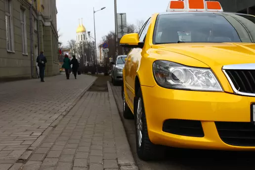 Di şîroveyan de ji bo fermana ku Sex pêşkêşî ye: Giwarên Taxi Kaliningrad gilî li ser zordestiya xerîdar dikin