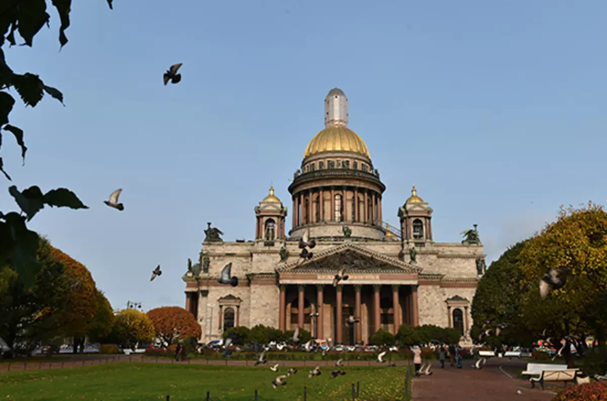 I réigiún Leningrad, tá sainchomharthaí tíre aontaithe