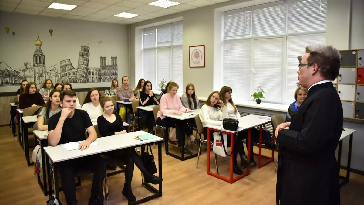 Kiel organizi pilgriman turneon, lernis studentojn de la Volong-Kunlabora Kolegio