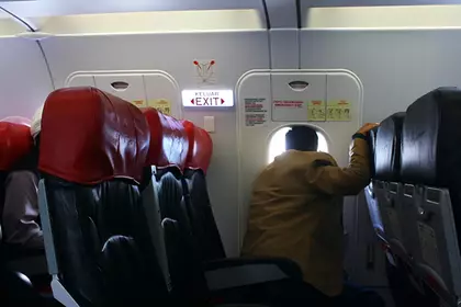 ผู้โดยสารอากาศร้อนจัดต่อเครื่องบินต่ออายุในเที่ยวบิน