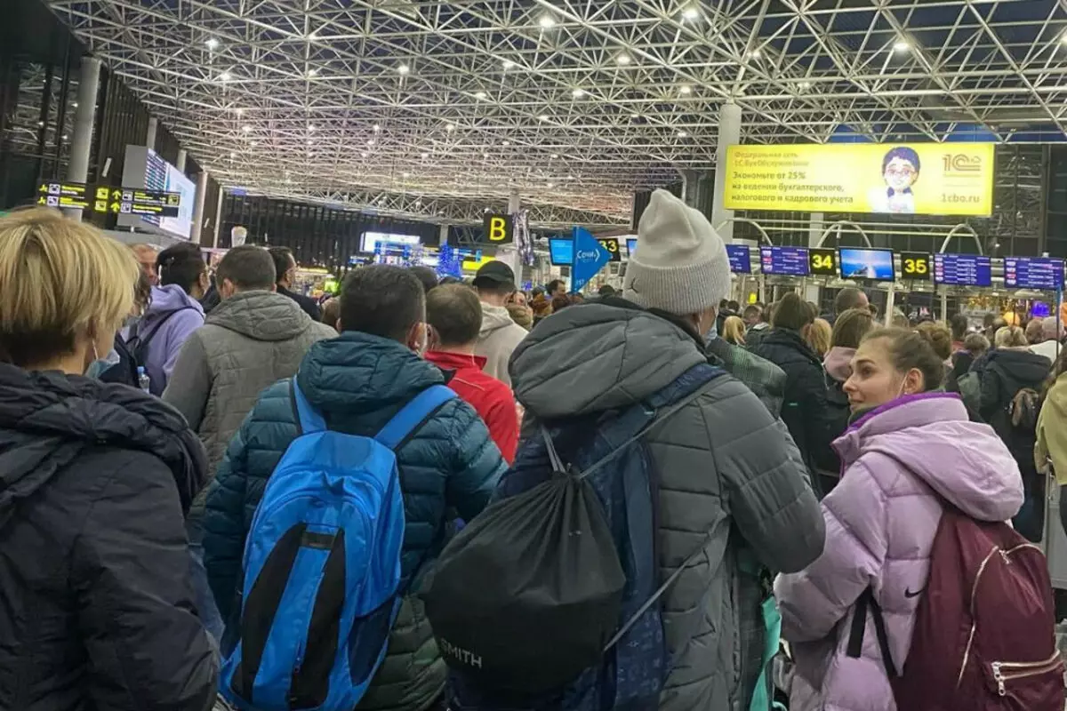 Les touristes se plaignent d'énormes files d'attente dans les aéroports proches des stations d'hiver