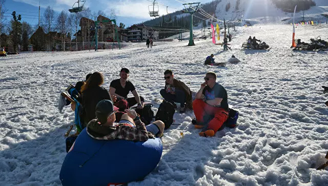 Les touristes font des stations de ski Siberia