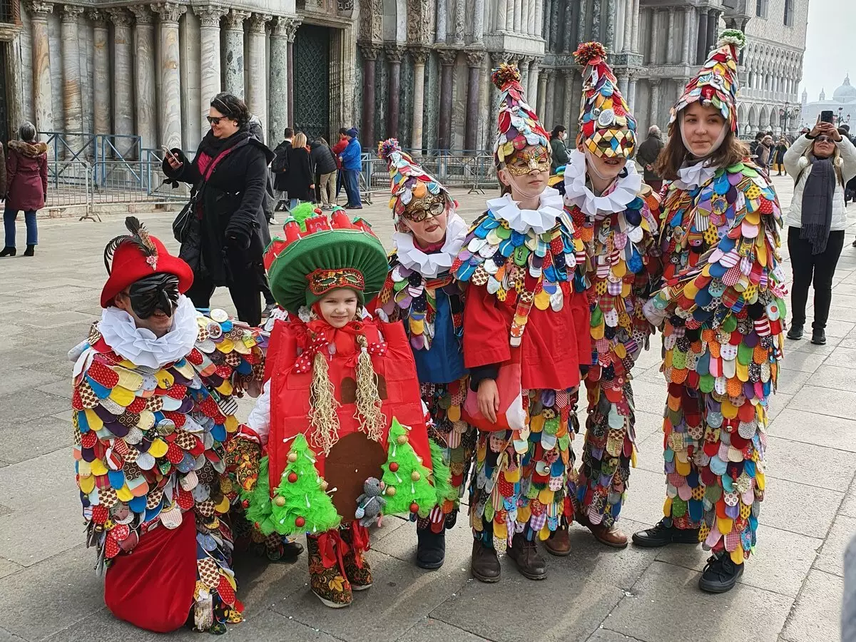 Ang mga nanalo ng kumpetisyon ng kasuutan sa Gorky Christmas tree ay bumisita sa Venice sa taas ng Coronavirus