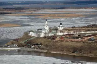 Eisenbahnarbeiter bieten anbieten, touristische Gruppen in Sviyazhsk zu tragen