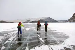 مسافر از Adygea نیمی از دریاچه بزرگ را گذراند