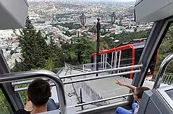 작년 조지아의 관광객 수는 50 만 명을 자란다.