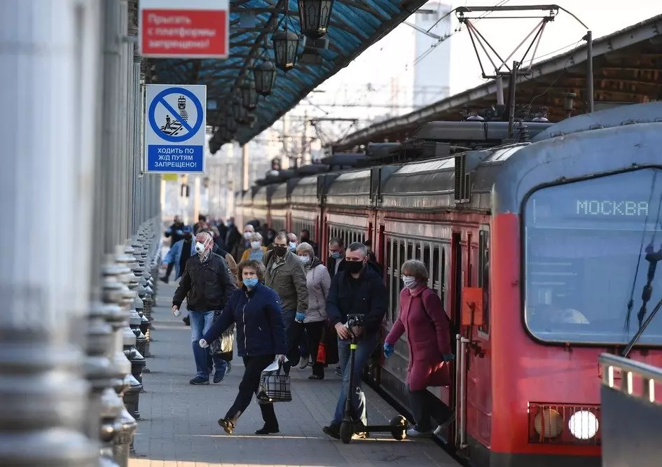 यात्रियों को इलेक्ट्रिक ट्रेनें और ट्रेनें कैसे ले जाएं