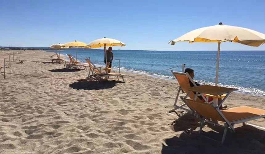 Frânghie în loc de ziduri din plastic: în Italia a venit cu cum să împartă turiștii pe plajă